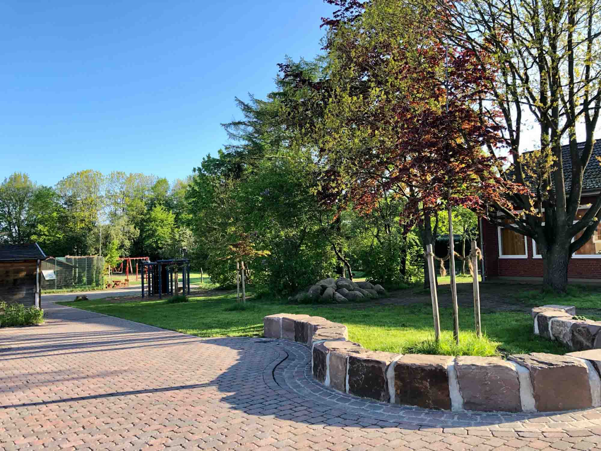 Gebäude & Schulhof – Kirsten-Boie-Grundschule Wallhöfen